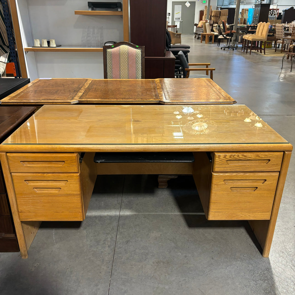 Light Finish Oak 4 Drawer with Center Pullout & Glass Top Computer Des ...