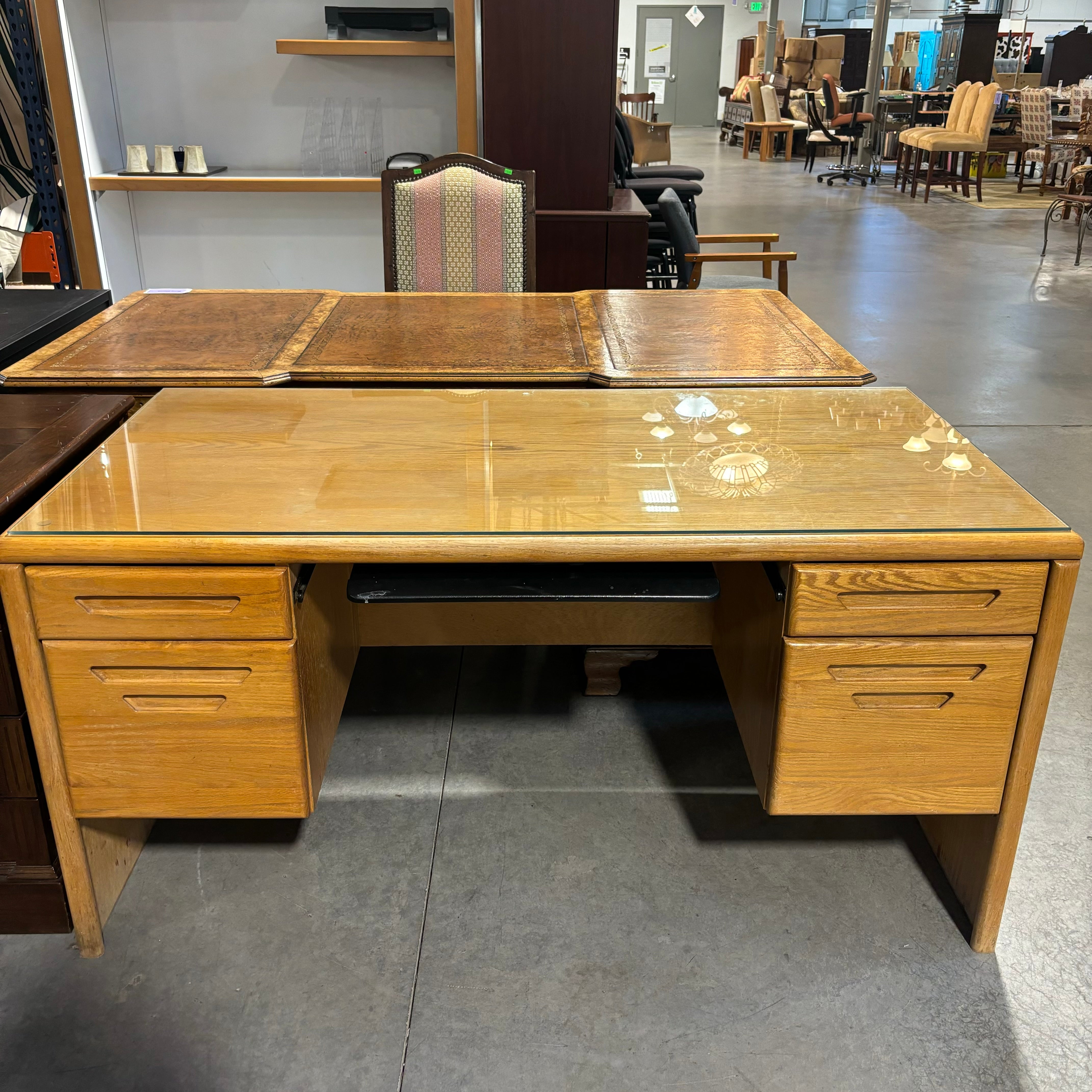 Light Finish Oak 4 Drawer with Center Pullout & Glass Top Computer Des ...